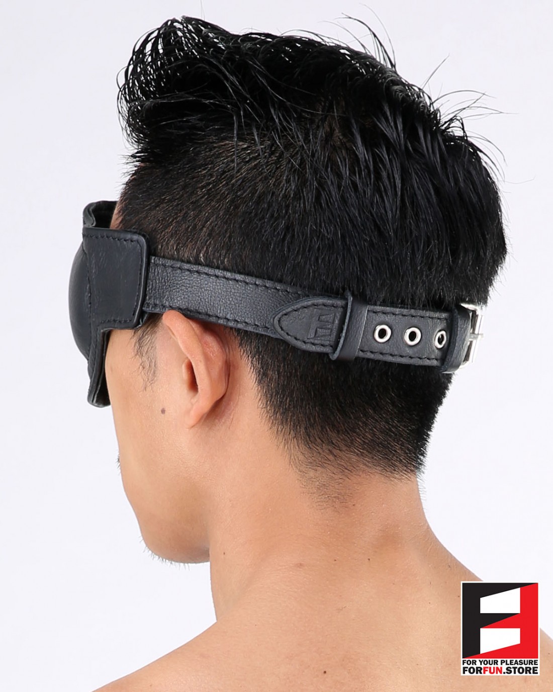LEATHER BLINDFOLD FOR YOUR PLEASURE : FORFUN
